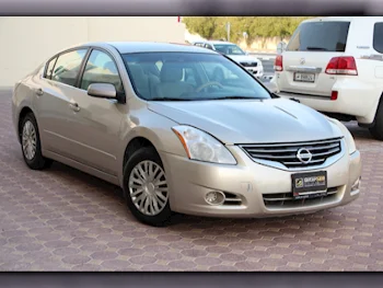 Nissan Altima Gold 2011 For Sale in Qatar