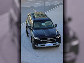 تويوتا لاند كروزر جي اكس إس يو في 4 في 4 أسود للإجار في قطر